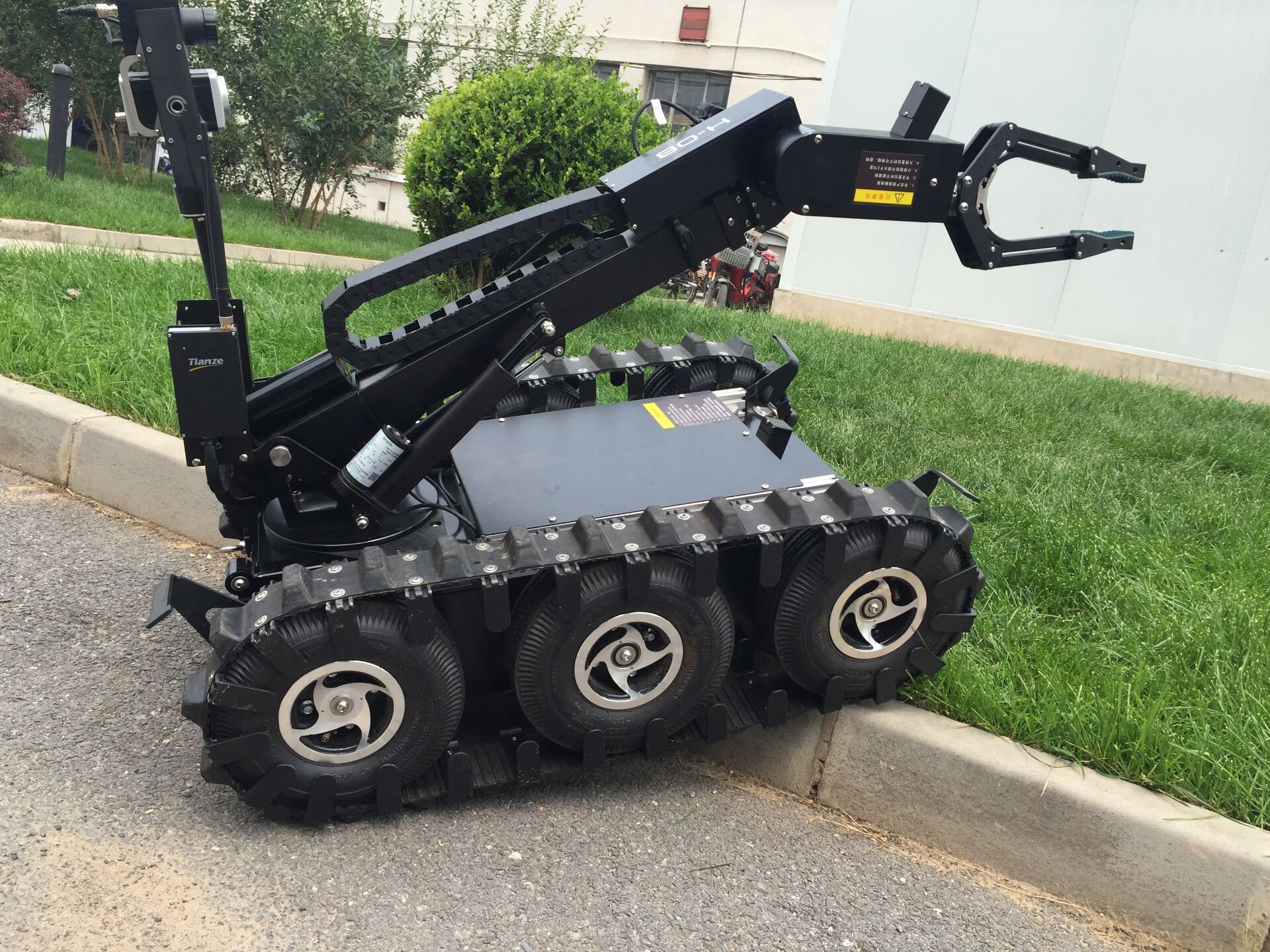 China EOD Robot with Intelligent Preset Position Control Manufacture ...